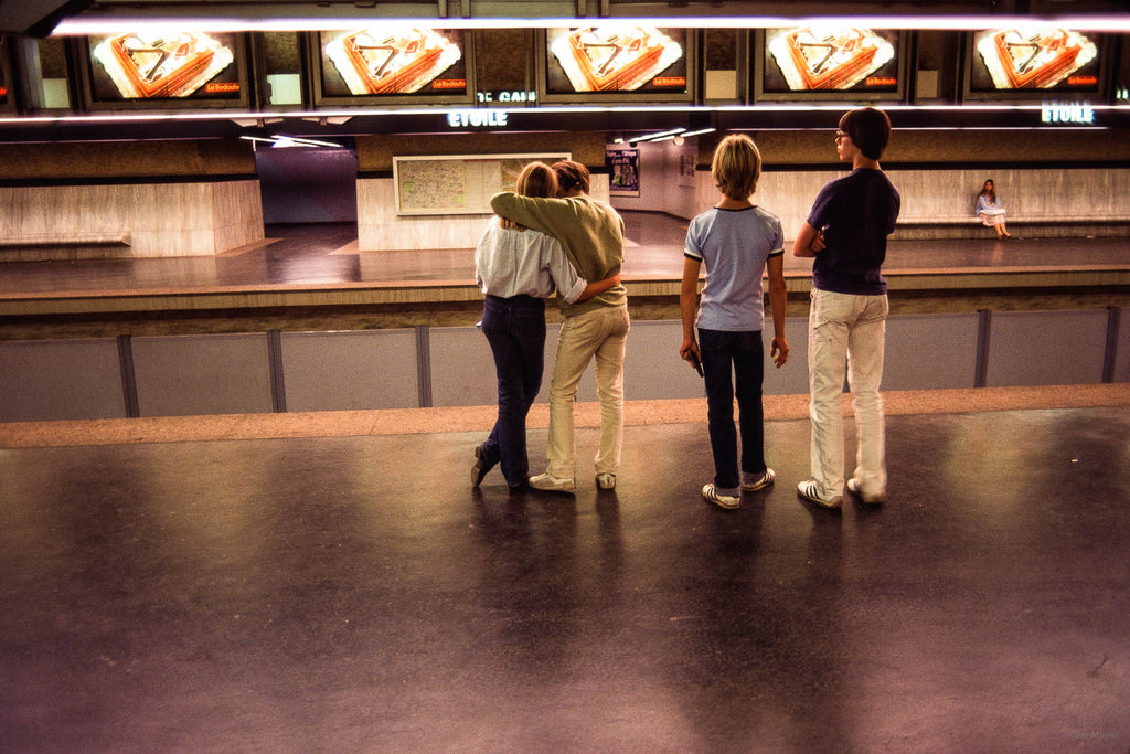 Standing Walking No 32 – Jay Maisel