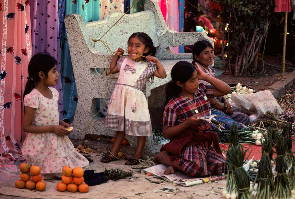 Four Around Bench, Oaxaca – Jay Maisel