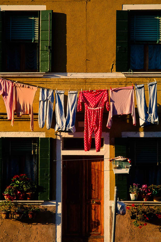Hanging Laundry, Red Polka Dots, Burano – Jay Maisel