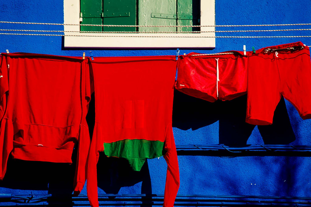 Red Laundry Against Blue Building, Burano – Jay Maisel