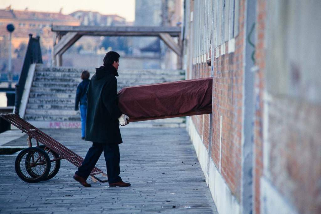 Man with Coffin, Venice – Jay Maisel