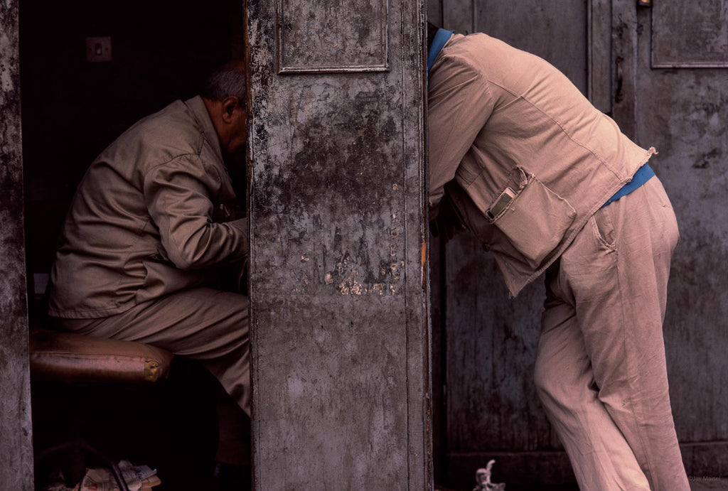 Two Men, No Head, Egypt – Jay Maisel