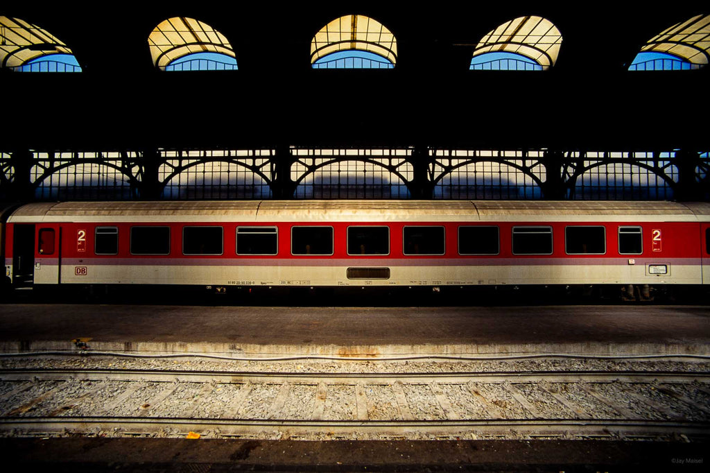 Long Red Train, Milan – Jay Maisel