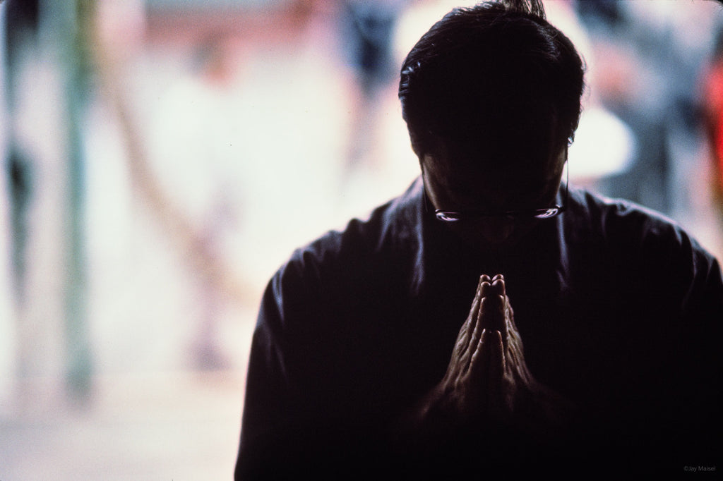 One man Praying, Tokyo – Jay Maisel